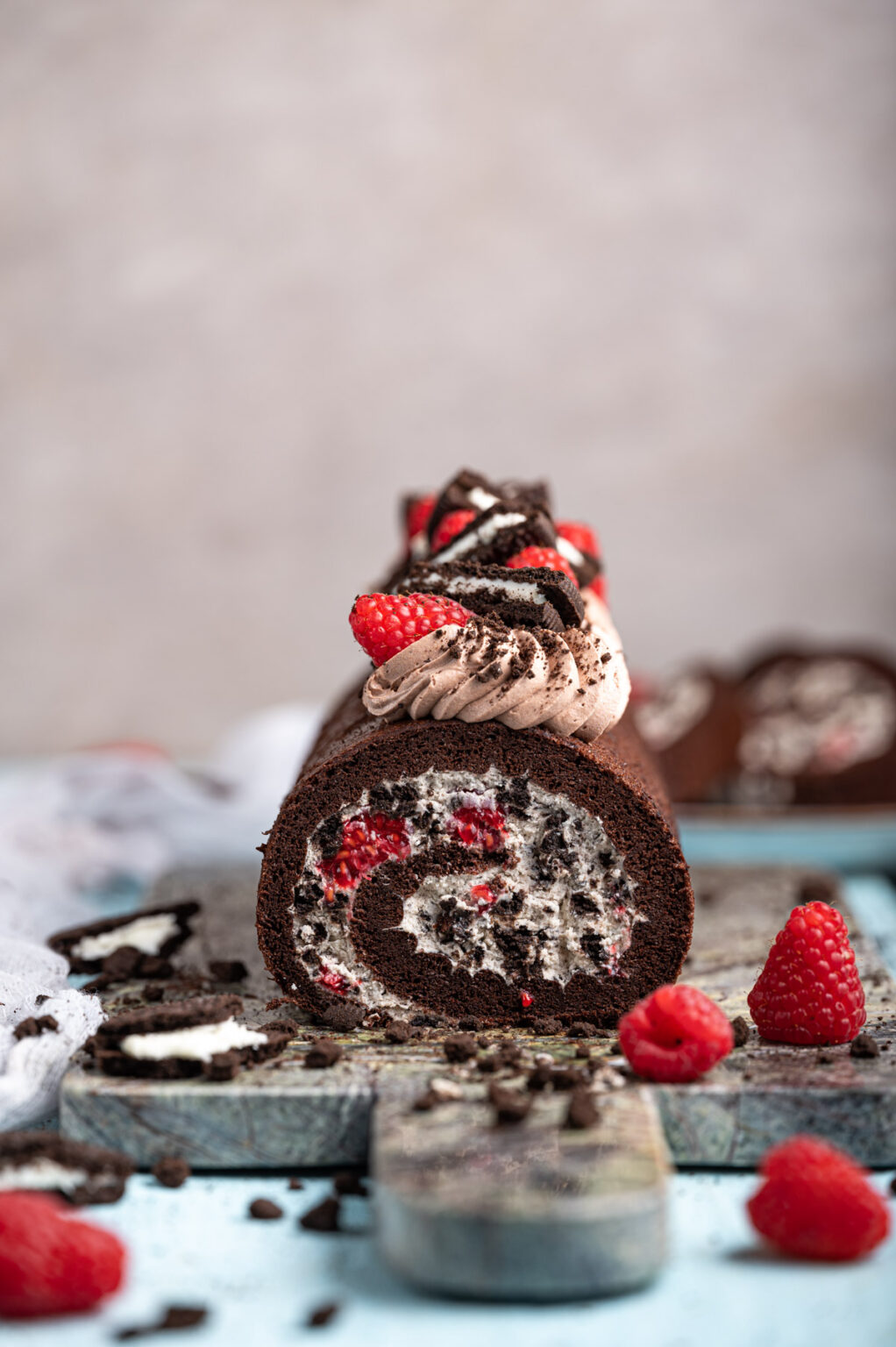 Rulada z oreo piškoti in malinami - Midva Kuhava