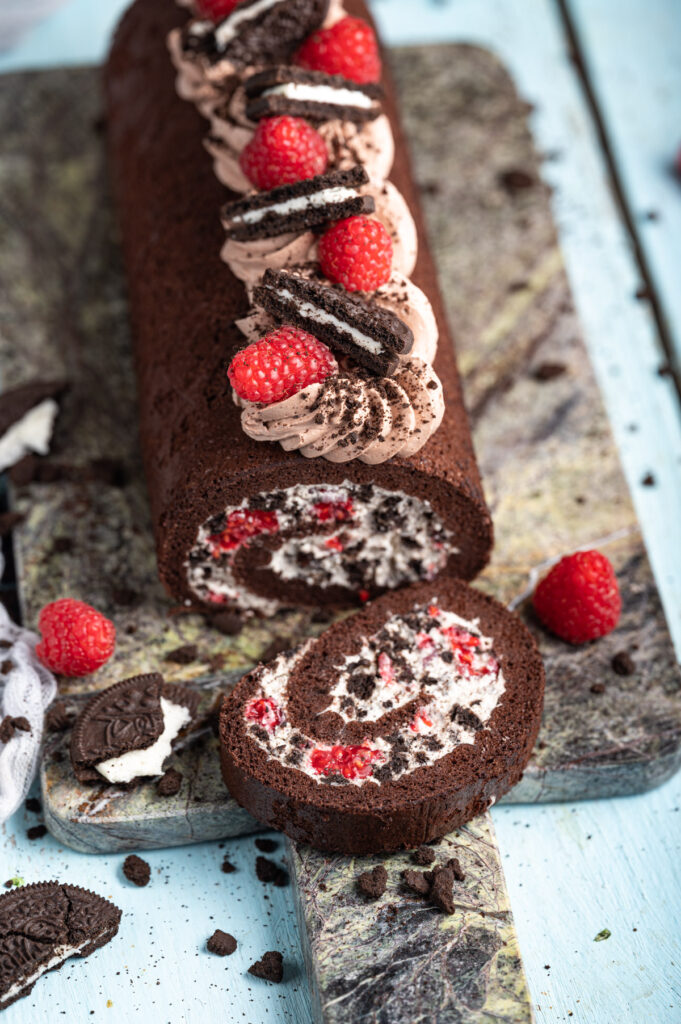 Rulada z oreo piškoti in malinami - Midva Kuhava