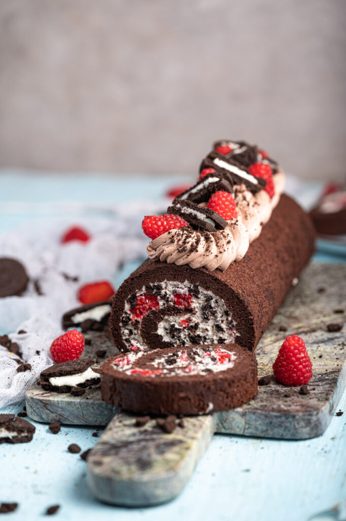 Rulada z oreo piškoti in malinami - Midva Kuhava